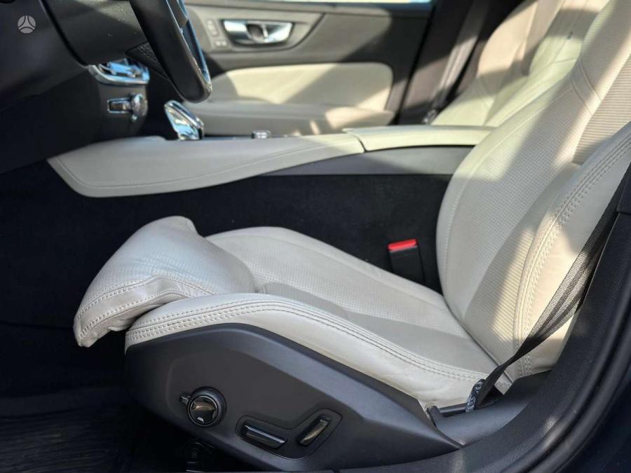 Grey Volvo V60 2019 in Vilnius, with an engine capacity of 1.97 L and mileage of 101 thousand km for 27499 €, photo 9 on AUTOMOTO.COM.LV