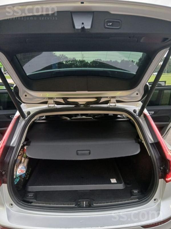 Grey Volvo V60 2019 in Riga, with an engine capacity of 2.00 L and mileage of 295 thousand km for 14400 €, photo 3 on AUTOMOTO.COM.LV