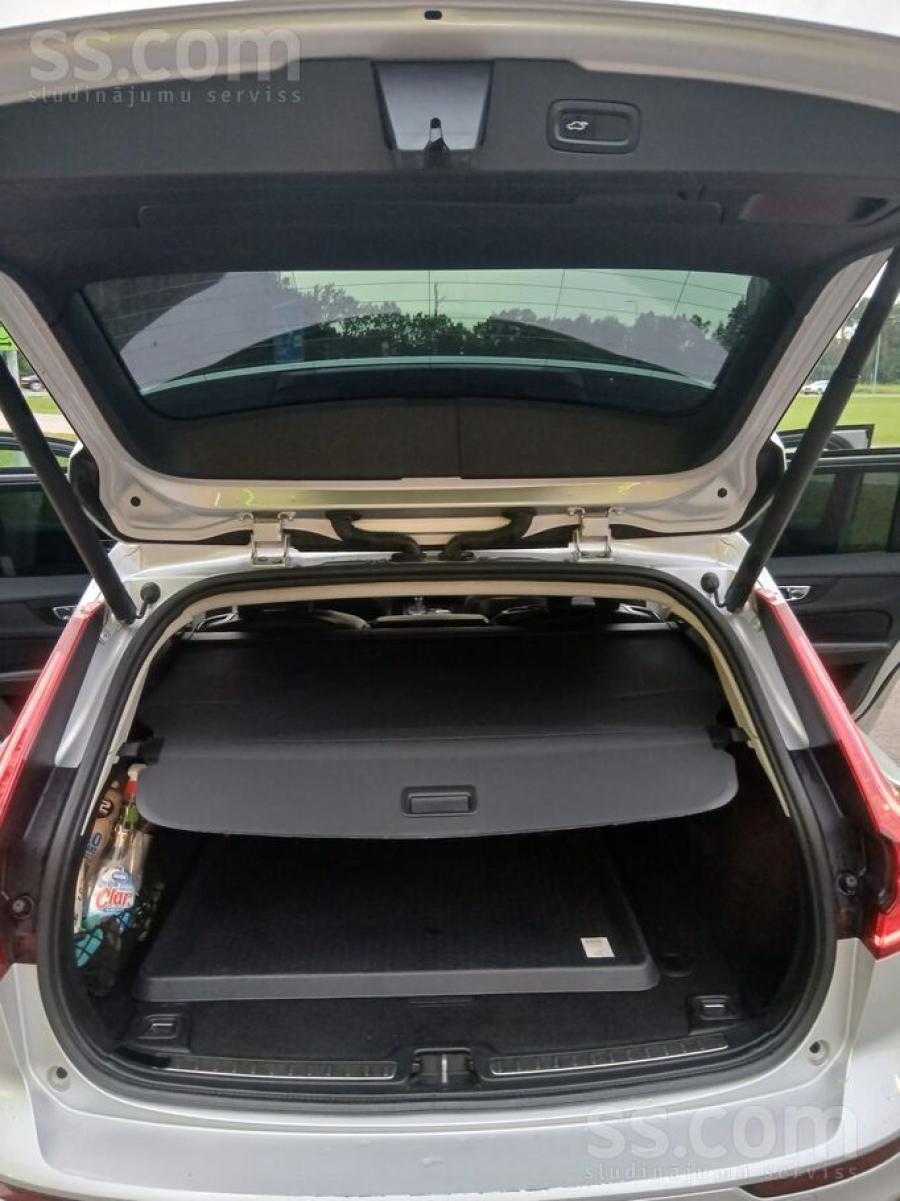 Pelēks Volvo V60 2019 Rīga, ar dzinēja tilpumu 2.00 L un nobraukumu 295 tūkst. km par 14400 €, foto 4 vietnē AUTOMOTO.COM.LV