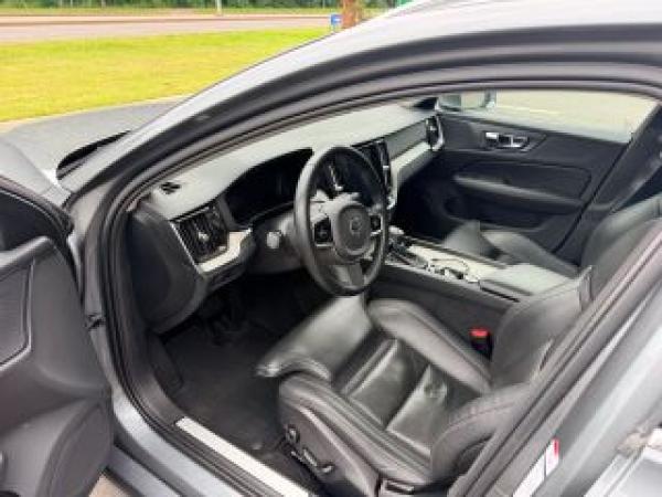 Pelēks Volvo V60 2019 Tallina, ar dzinēja tilpumu 2.00 L un nobraukumu 172 tūkst. km par 17500 €, foto 5 vietnē AUTOMOTO.COM.LV