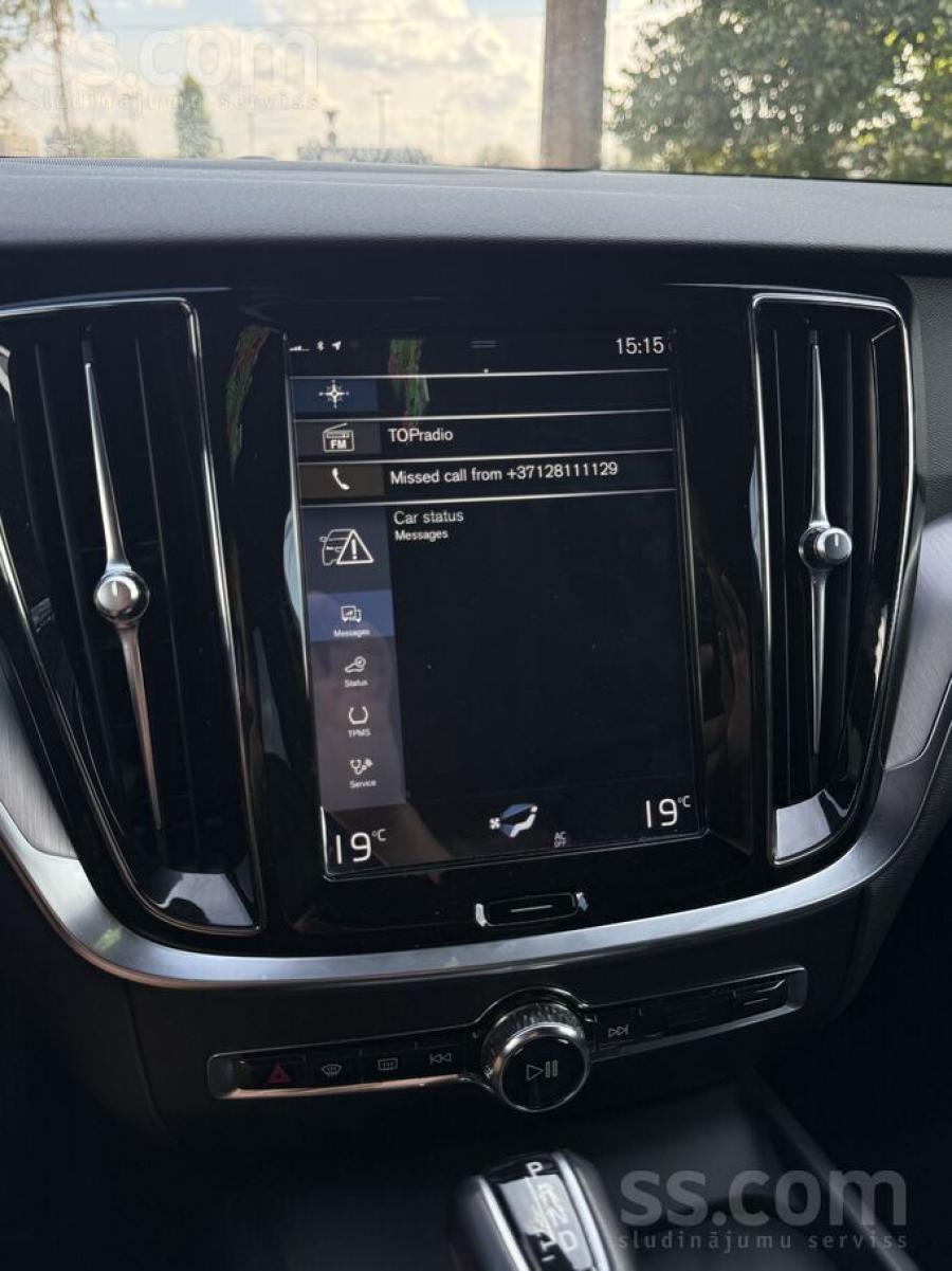 Grey Volvo V60 2019 in Riga, with an engine capacity of 2.00 L and mileage of 106 thousand km for 16750 €, photo 9 on AUTOMOTO.COM.LV