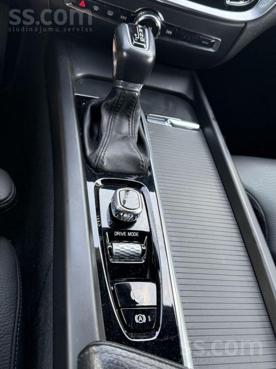 Grey Volvo V60 2019 in Riga, with an engine capacity of 2.00 L and mileage of 106 thousand km for 16750 €, photo 10 on AUTOMOTO.COM.LV
