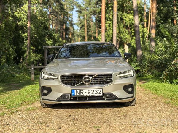 Grey Volvo V60 2019 in Riga, with an engine capacity of 2.00 L and mileage of 260 thousand km for 15490 €, photo 8 on AUTOMOTO.COM.LV