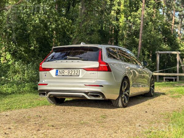 Grey Volvo V60 2019 in Riga, with an engine capacity of 2.00 L and mileage of 260 thousand km for 15490 €, photo 11 on AUTOMOTO.COM.LV