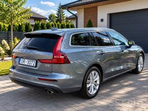 Grey Volvo V60 2019 in Riga, with an engine capacity of 2.00 L and mileage of 106 thousand km for 16999 €, photo 4 on AUTOMOTO.COM.LV