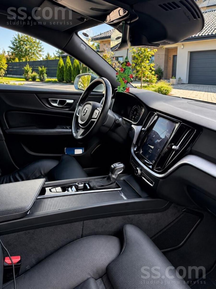 Grey Volvo V60 2019 in Riga, with an engine capacity of 2.00 L and mileage of 106 thousand km for 16999 €, photo 7 on AUTOMOTO.COM.LV