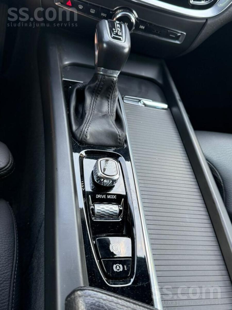Grey Volvo V60 2019 in Riga, with an engine capacity of 2.00 L and mileage of 106 thousand km for 16999 €, photo 8 on AUTOMOTO.COM.LV