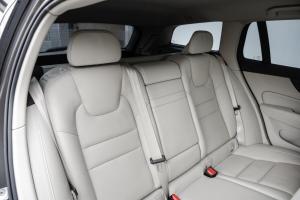 Pelēks Volvo V60 2019 Rīga, ar dzinēja tilpumu 2.00 L un nobraukumu 163 tūkst. km par 15950 €, foto 9 vietnē AUTOMOTO.COM.LV