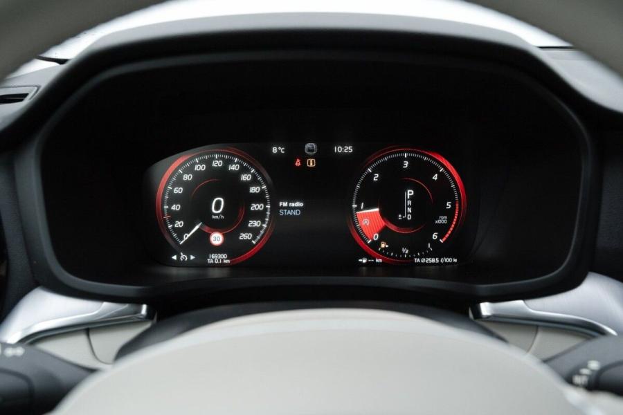 Pelēks Volvo V60 2019 Rīga, ar dzinēja tilpumu 2.00 L un nobraukumu 163 tūkst. km par 15950 €, foto 13 vietnē AUTOMOTO.COM.LV