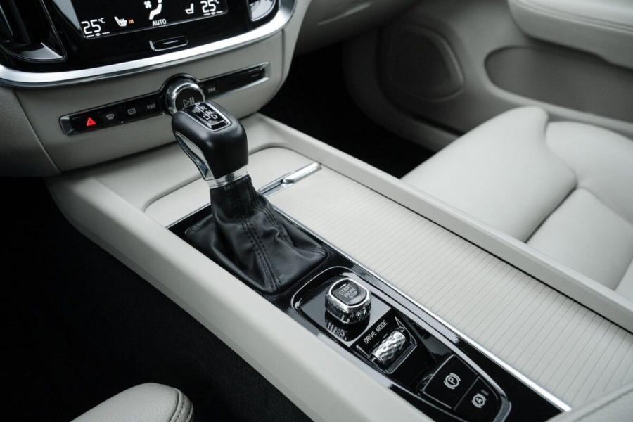 Pelēks Volvo V60 2019 Rīga, ar dzinēja tilpumu 2.00 L un nobraukumu 163 tūkst. km par 15950 €, foto 15 vietnē AUTOMOTO.COM.LV