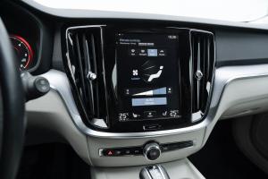 Pelēks Volvo V60 2019 Rīga, ar dzinēja tilpumu 2.00 L un nobraukumu 163 tūkst. km par 15950 €, foto 18 vietnē AUTOMOTO.COM.LV