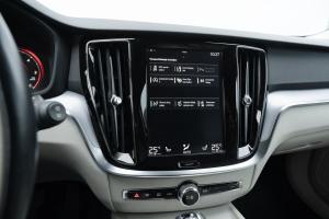 Pelēks Volvo V60 2019 Rīga, ar dzinēja tilpumu 2.00 L un nobraukumu 163 tūkst. km par 15950 €, foto 19 vietnē AUTOMOTO.COM.LV