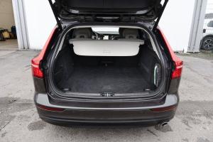 Pelēks Volvo V60 2019 Rīga, ar dzinēja tilpumu 2.00 L un nobraukumu 163 tūkst. km par 15950 €, foto 23 vietnē AUTOMOTO.COM.LV