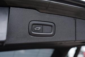 Pelēks Volvo V60 2019 Rīga, ar dzinēja tilpumu 2.00 L un nobraukumu 163 tūkst. km par 15950 €, foto 24 vietnē AUTOMOTO.COM.LV