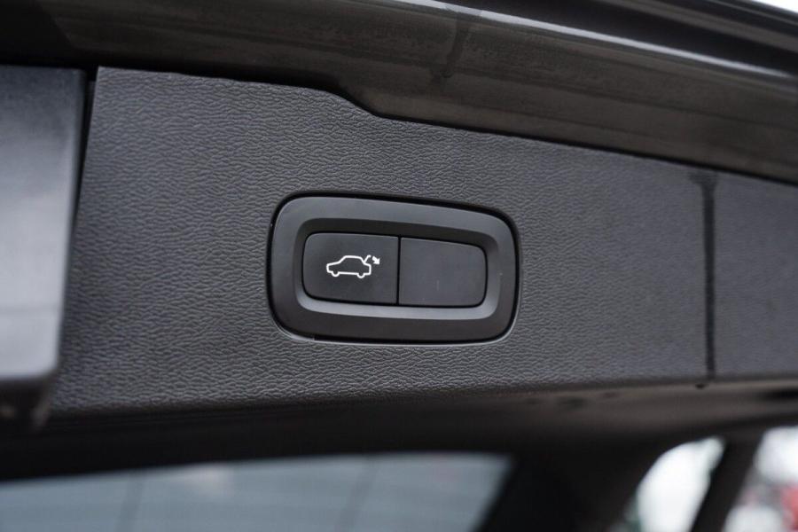 Pelēks Volvo V60 2019 Rīga, ar dzinēja tilpumu 2.00 L un nobraukumu 163 tūkst. km par 15950 €, foto 24 vietnē AUTOMOTO.COM.LV