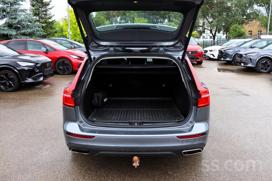 Pelēks Volvo V60 2020 Rīga, ar dzinēja tilpumu 2.00 L un nobraukumu 187 tūkst. km par 20900 €, foto 30 vietnē AUTOMOTO.COM.LV