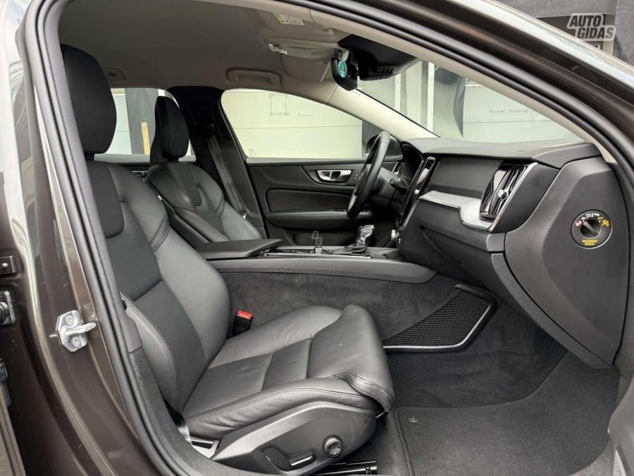 Pelēks Volvo V60 2020 Kauņa, ar dzinēja tilpumu 2.00 L un nobraukumu 63 tūkst. km par 27437 €, foto 26 vietnē AUTOMOTO.COM.LV