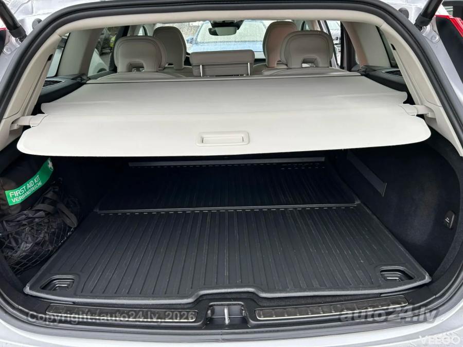 Grey Volvo V60 2020 in Tallinn, with an engine capacity of 2.00 L and mileage of 97 thousand km for 19900 €, photo 8 on AUTOMOTO.COM.LV