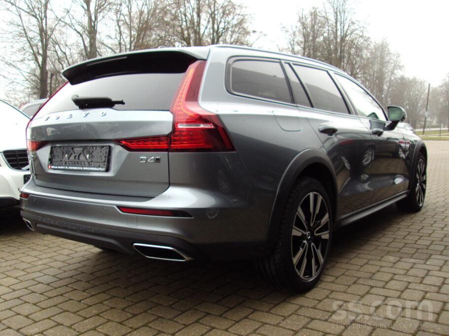 Grey Volvo V60 2020 in Riga, with an engine capacity of 2.00 L and mileage of 84 thousand km for 26300 €, photo 4 on AUTOMOTO.COM.LV