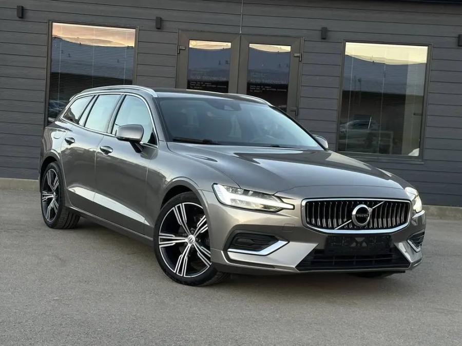 Grey Volvo V60 2020 in Jelgava, with an engine capacity of 2.00 L and mileage of 210 thousand km for 17900 €, photo 1 on AUTOMOTO.COM.LV