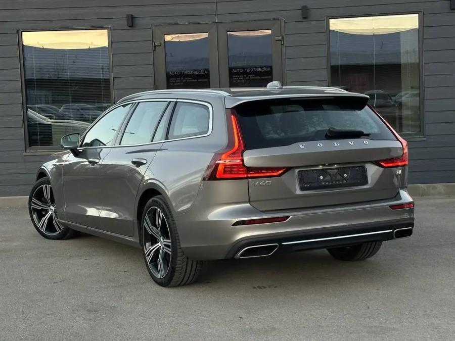 Grey Volvo V60 2020 in Jelgava, with an engine capacity of 2.00 L and mileage of 210 thousand km for 17900 €, photo 3 on AUTOMOTO.COM.LV