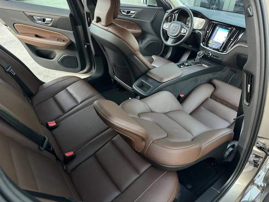Grey Volvo V60 2020 in Jelgava, with an engine capacity of 2.00 L and mileage of 210 thousand km for 17900 €, photo 10 on AUTOMOTO.COM.LV