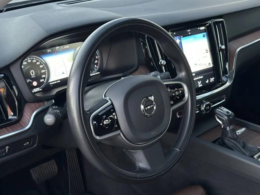 Grey Volvo V60 2020 in Jelgava, with an engine capacity of 2.00 L and mileage of 210 thousand km for 17900 €, photo 11 on AUTOMOTO.COM.LV