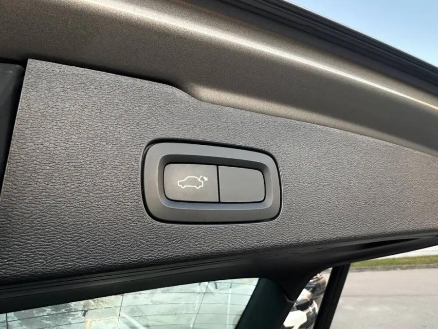 Grey Volvo V60 2020 in Jelgava, with an engine capacity of 2.00 L and mileage of 210 thousand km for 17900 €, photo 17 on AUTOMOTO.COM.LV