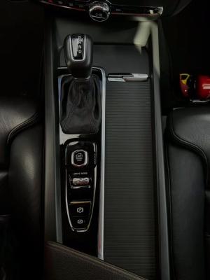 Pelēks Volvo V60 2020 Rīga, ar dzinēja tilpumu 2.00 L un nobraukumu 200 tūkst. km par 17400 €, foto 10 vietnē AUTOMOTO.COM.LV