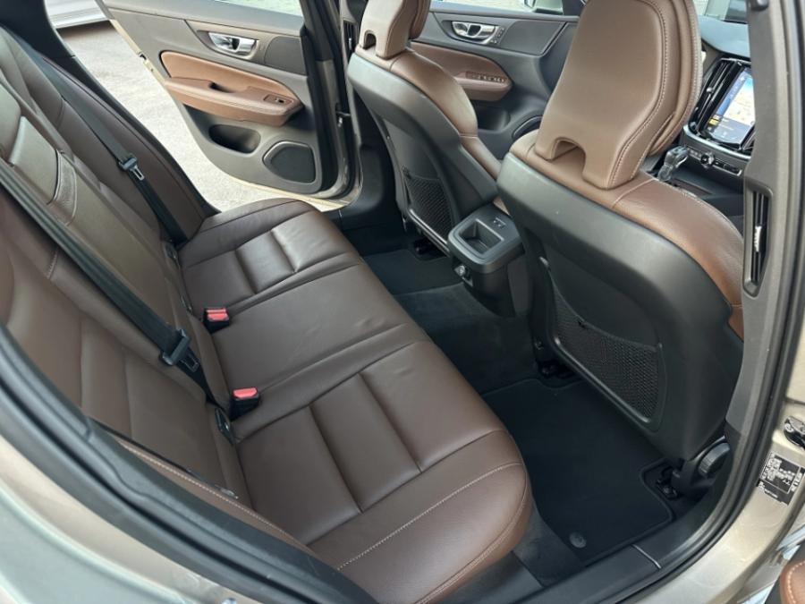 Pelēks Volvo V60 2020 Rīga, ar dzinēja tilpumu 2.00 L un nobraukumu 210 tūkst. km par 18950 €, foto 9 vietnē AUTOMOTO.COM.LV