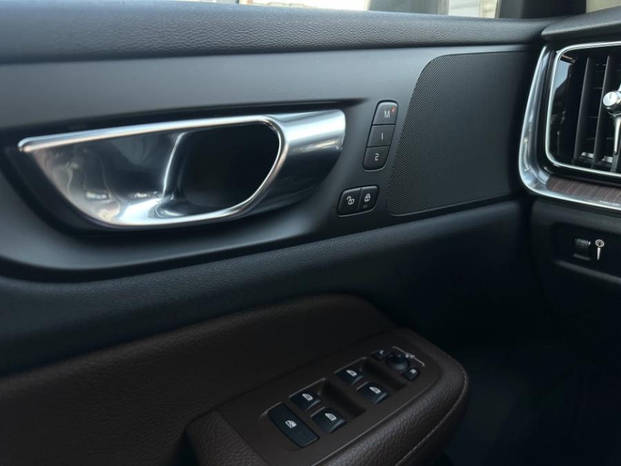 Pelēks Volvo V60 2020 Rīga, ar dzinēja tilpumu 2.00 L un nobraukumu 210 tūkst. km par 18950 €, foto 16 vietnē AUTOMOTO.COM.LV