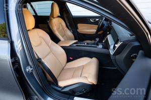 Pelēks Volvo V60 2020 Rīga, ar dzinēja tilpumu 2.00 L un nobraukumu 151 tūkst. km par 22950 €, foto 7 vietnē AUTOMOTO.COM.LV