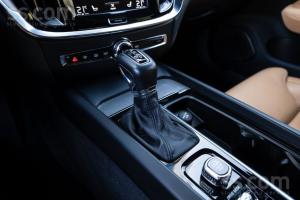Pelēks Volvo V60 2020 Rīga, ar dzinēja tilpumu 2.00 L un nobraukumu 151 tūkst. km par 22950 €, foto 18 vietnē AUTOMOTO.COM.LV
