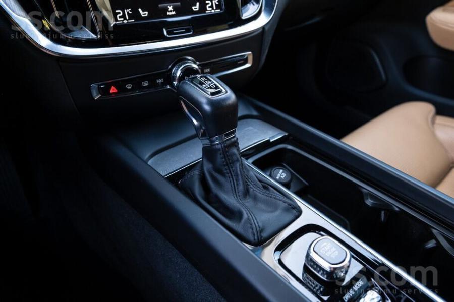 Pelēks Volvo V60 2020 Rīga, ar dzinēja tilpumu 2.00 L un nobraukumu 151 tūkst. km par 22950 €, foto 18 vietnē AUTOMOTO.COM.LV