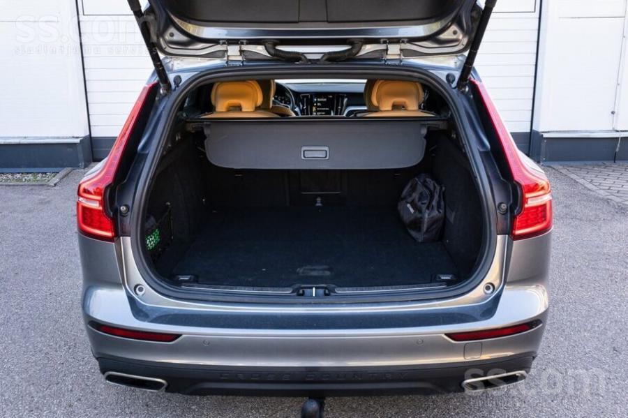 Pelēks Volvo V60 2020 Rīga, ar dzinēja tilpumu 2.00 L un nobraukumu 151 tūkst. km par 22950 €, foto 19 vietnē AUTOMOTO.COM.LV