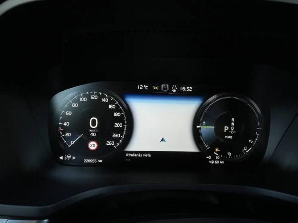 Grey Volvo V60 2020 in Riga, with an engine capacity of 2.00 L and mileage of 229 thousand km for 16990 €, photo 8 on AUTOMOTO.COM.LV