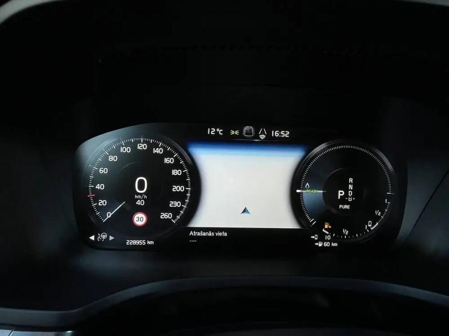 Grey Volvo V60 2020 in Riga, with an engine capacity of 2.00 L and mileage of 229 thousand km for 16990 €, photo 9 on AUTOMOTO.COM.LV