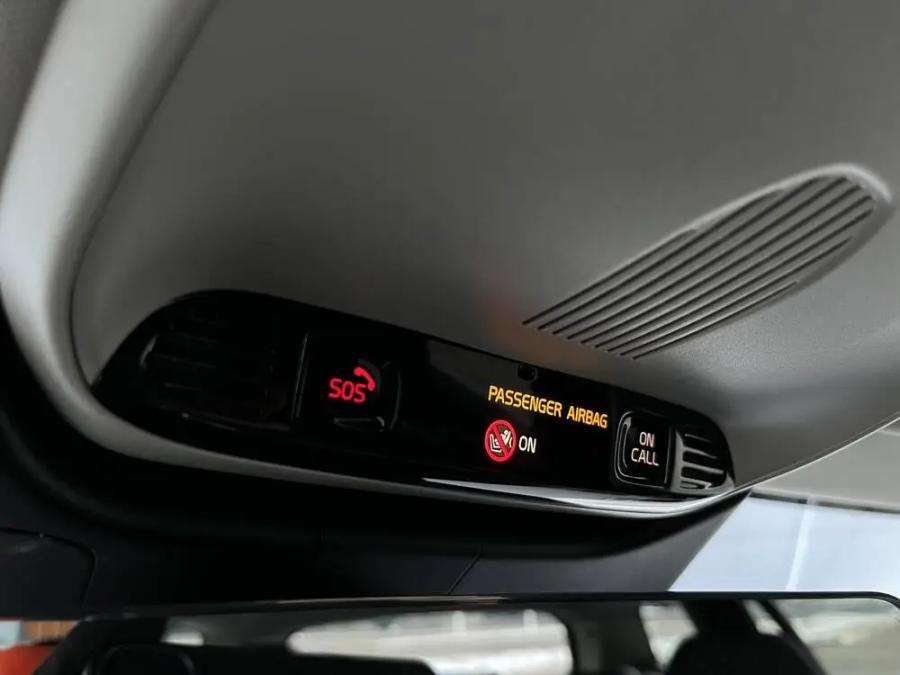 Grey Volvo V60 2020 in Riga, with an engine capacity of 2.00 L and mileage of 229 thousand km for 16990 €, photo 14 on AUTOMOTO.COM.LV