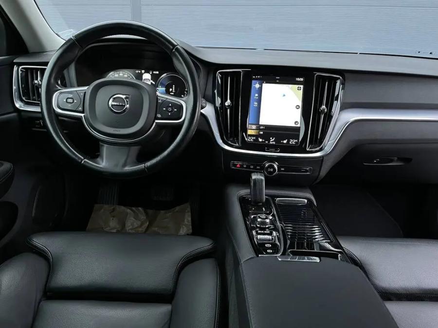 Grey Volvo V60 2020 in Riga, with an engine capacity of 2.00 L and mileage of 229 thousand km for 16990 €, photo 17 on AUTOMOTO.COM.LV