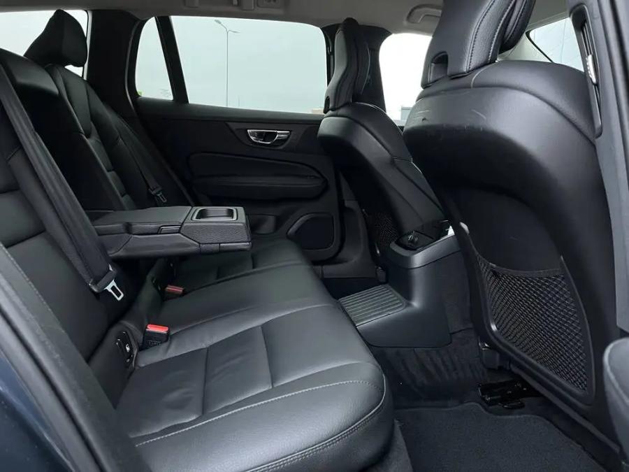 Grey Volvo V60 2020 in Riga, with an engine capacity of 2.00 L and mileage of 229 thousand km for 16990 €, photo 18 on AUTOMOTO.COM.LV