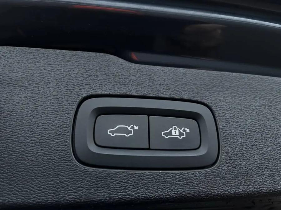 Grey Volvo V60 2020 in Riga, with an engine capacity of 2.00 L and mileage of 229 thousand km for 16990 €, photo 20 on AUTOMOTO.COM.LV
