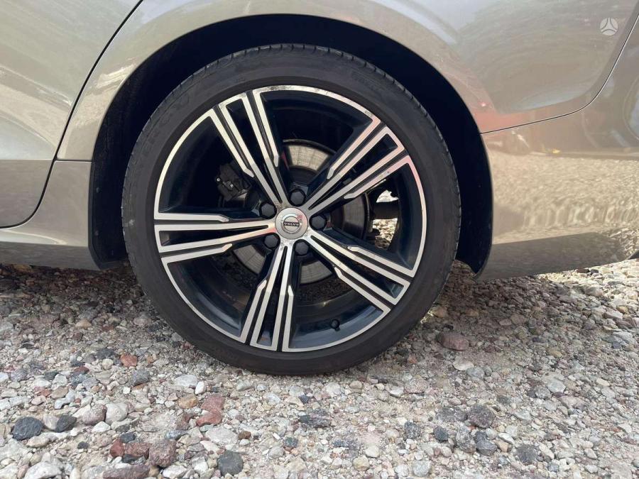 Pelēks Volvo V60 2020 Kauņa, ar dzinēja tilpumu 1.97 L un nobraukumu 250 tūkst. km par 15800 €, foto 16 vietnē AUTOMOTO.COM.LV