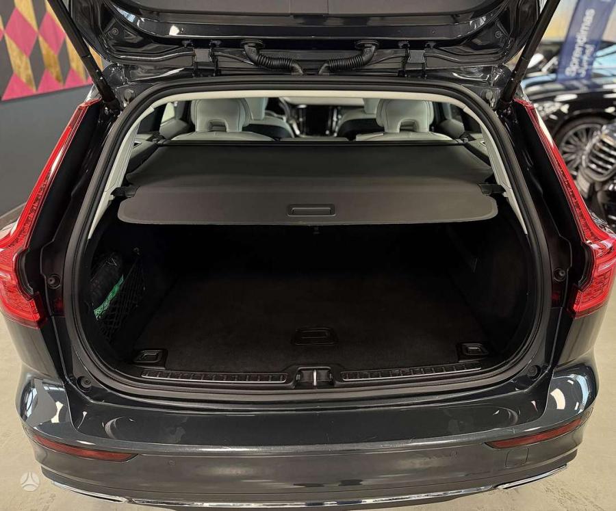 Grey Volvo V60 2020 in Klaipeda, with an engine capacity of 2.00 L and mileage of 256 thousand km for 18500 €, photo 5 on AUTOMOTO.COM.LV