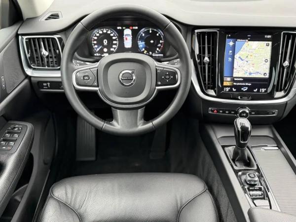 Pelēks Volvo V60 2020 Rīga, ar dzinēja tilpumu 2.00 L un nobraukumu 104 tūkst. km par 16900 €, foto 4 vietnē AUTOMOTO.COM.LV