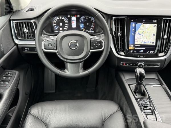 Grey Volvo V60 2020 in Riga, with an engine capacity of 2.00 L and mileage of 104 thousand km for 16900 €, photo 4 on AUTOMOTO.COM.LV