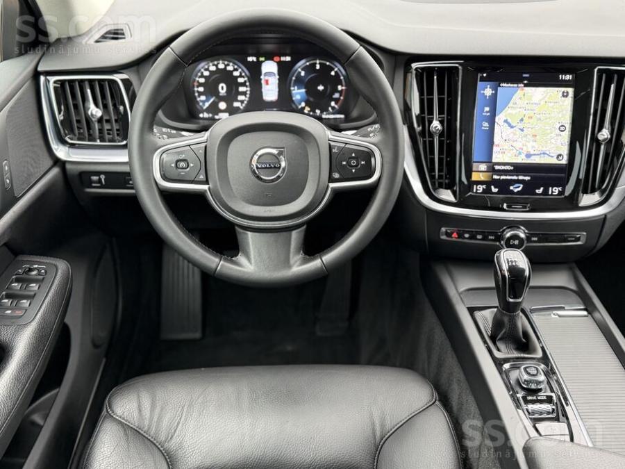 Grey Volvo V60 2020 in Riga, with an engine capacity of 2.00 L and mileage of 104 thousand km for 16900 €, photo 5 on AUTOMOTO.COM.LV