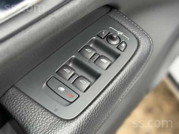 Grey Volvo V60 2020 in Riga, with an engine capacity of 2.00 L and mileage of 104 thousand km for 16900 €, photo 5 on AUTOMOTO.COM.LV
