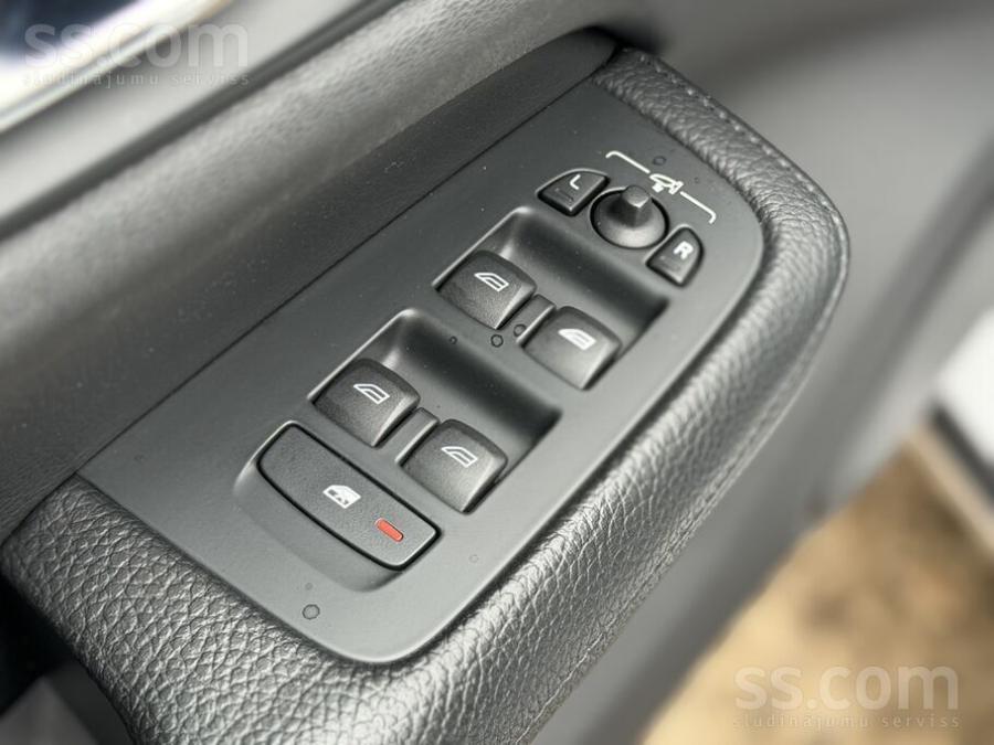 Grey Volvo V60 2020 in Riga, with an engine capacity of 2.00 L and mileage of 104 thousand km for 16900 €, photo 6 on AUTOMOTO.COM.LV