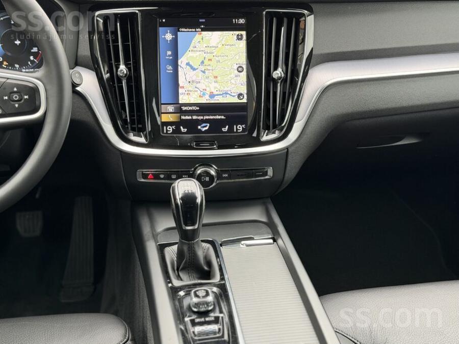 Grey Volvo V60 2020 in Riga, with an engine capacity of 2.00 L and mileage of 104 thousand km for 16900 €, photo 8 on AUTOMOTO.COM.LV