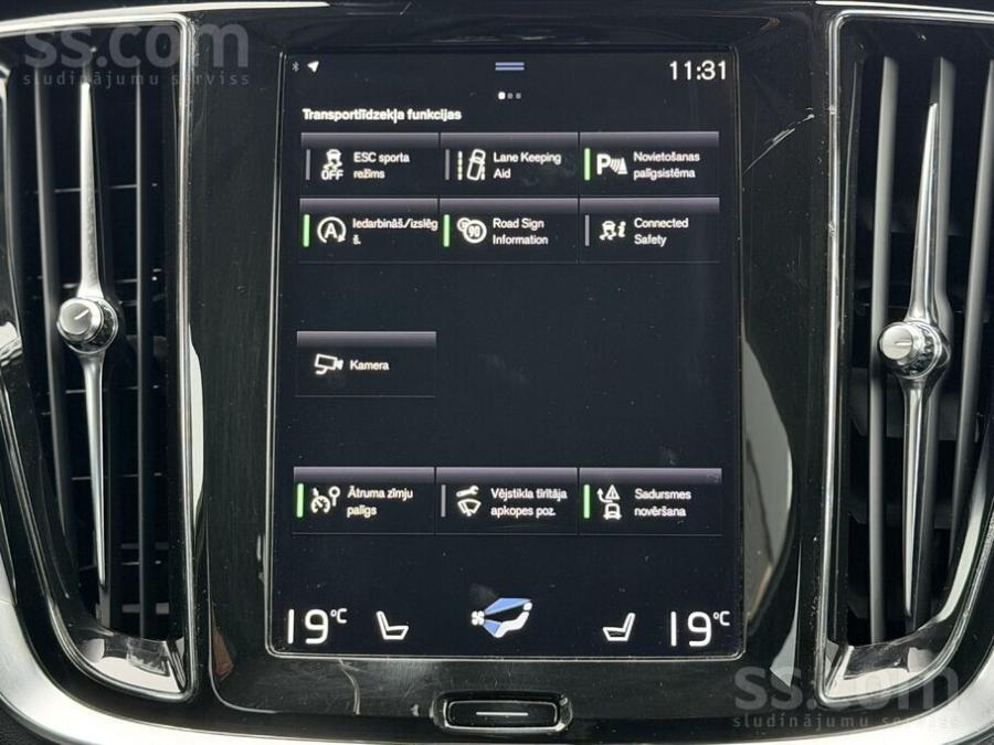 Grey Volvo V60 2020 in Riga, with an engine capacity of 2.00 L and mileage of 104 thousand km for 16900 €, photo 11 on AUTOMOTO.COM.LV